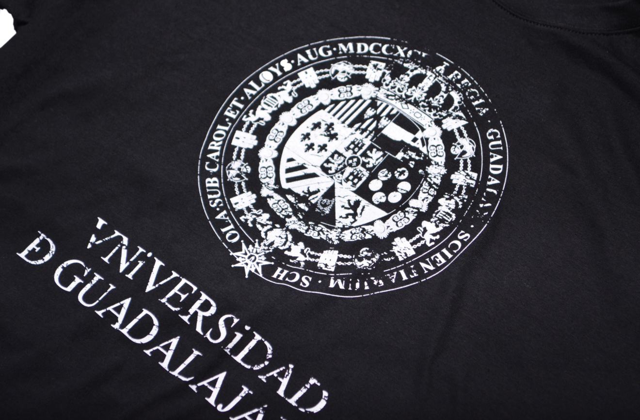 Playera con logo UDG vintage – Piel de León